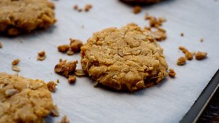 ANZAC biscuits for the Gallipoli centenary | eat. live. travel. write.