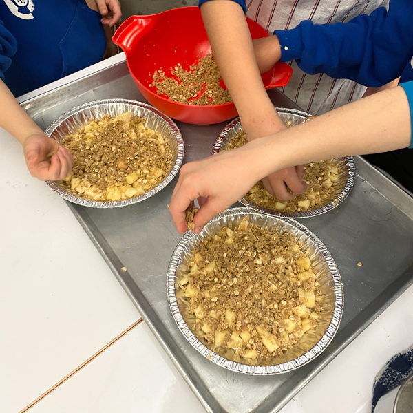 Les Petits Chefs (pâtissiers) make salted caramel apple crumble | eat ...